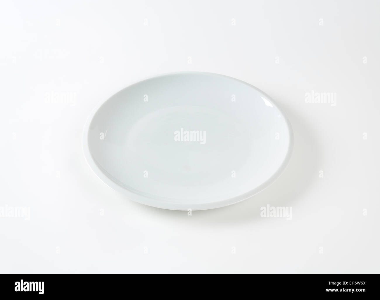 Contemporary plain white dinner plate Stock Photo - Alamy