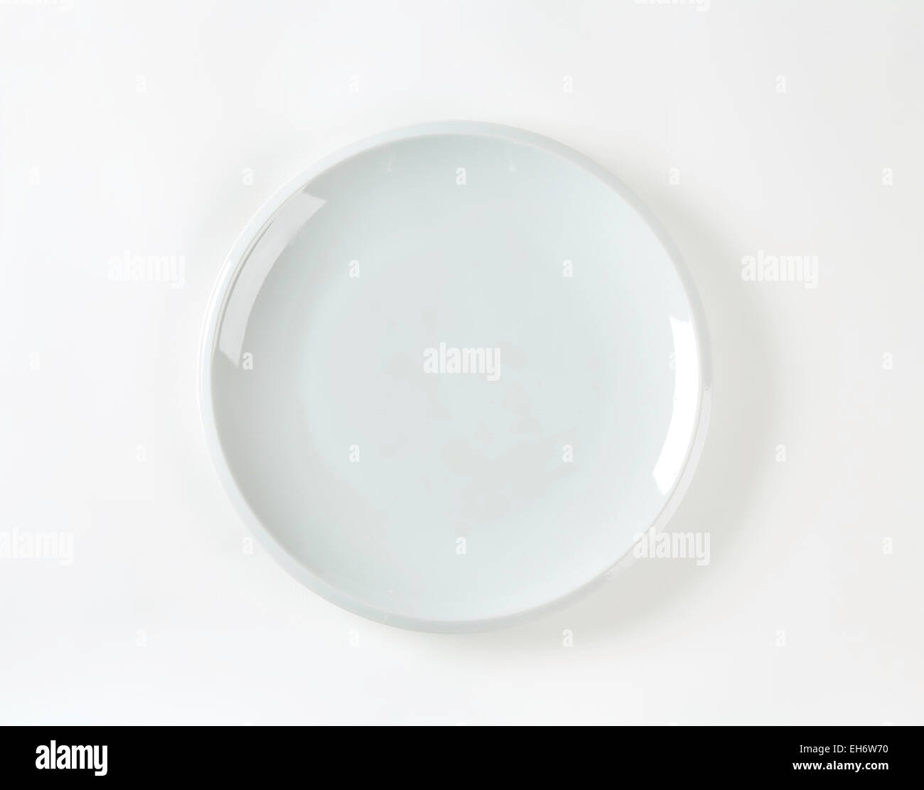 Contemporary plain white dinner plate Stock Photo - Alamy