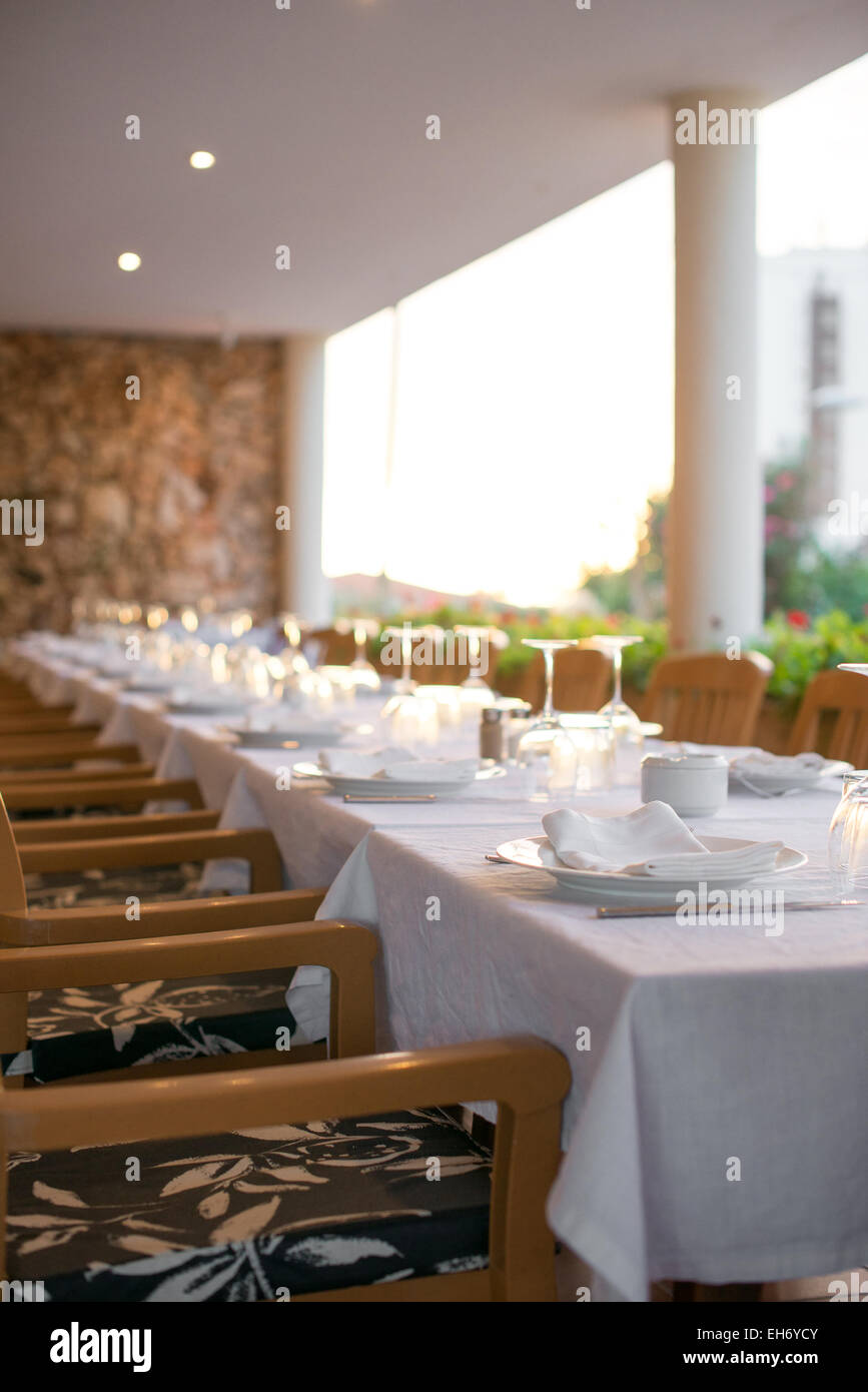 Setout table with tableware in modern restaurant Stock Photo - Alamy
