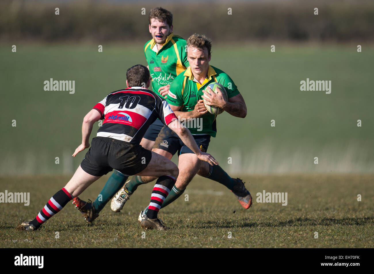 Rugby players running fast ball hi-res stock photography and images - Alamy