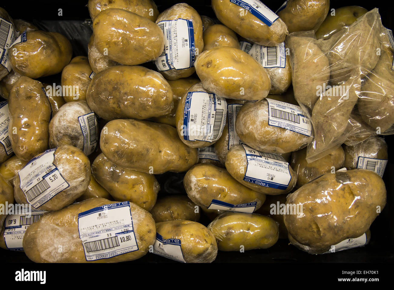potatoes packed in a plastic with a price tag in the supermarket Stock ...