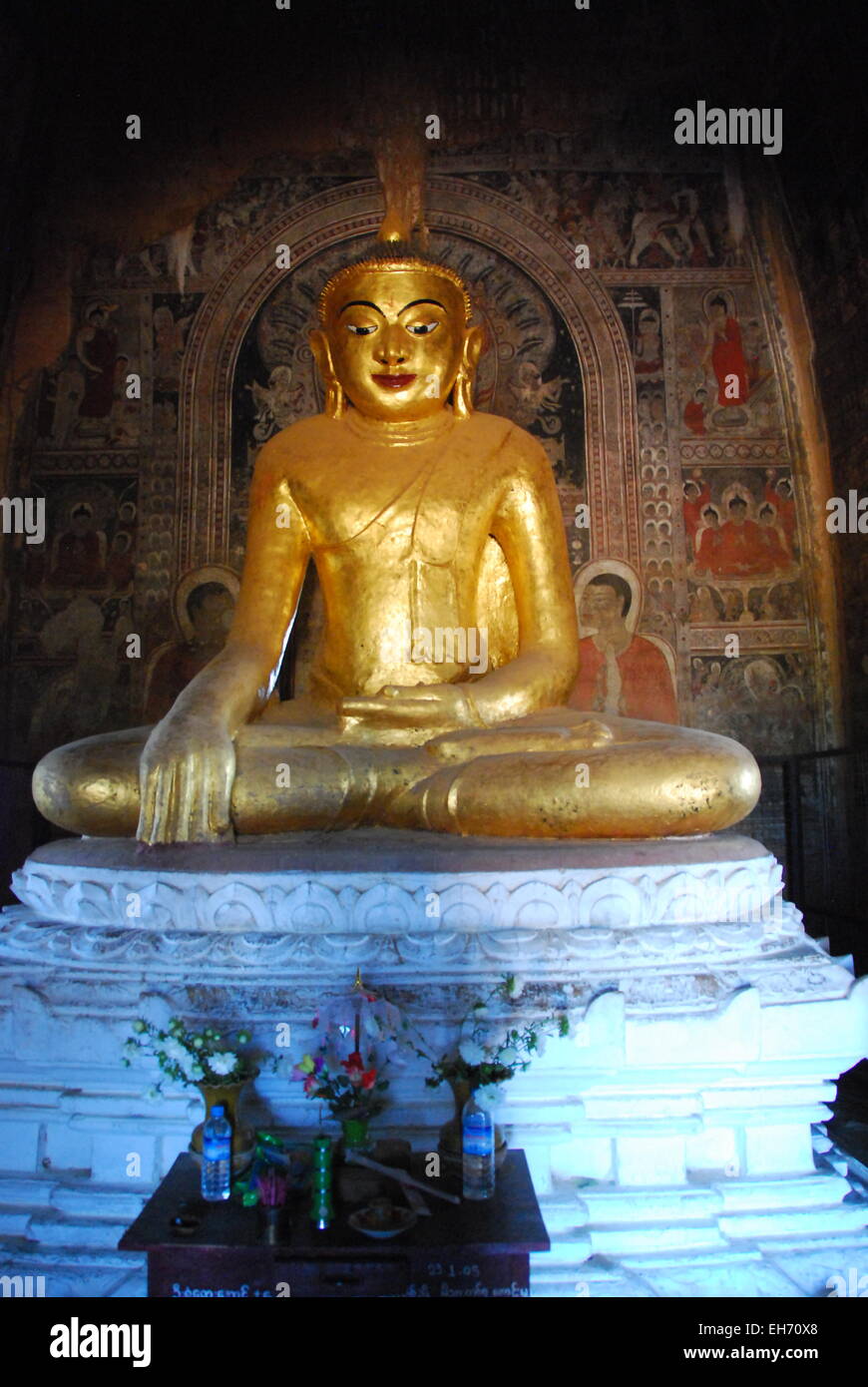 Gold Buddha statue inside Bagan Temple Stock Photo - Alamy