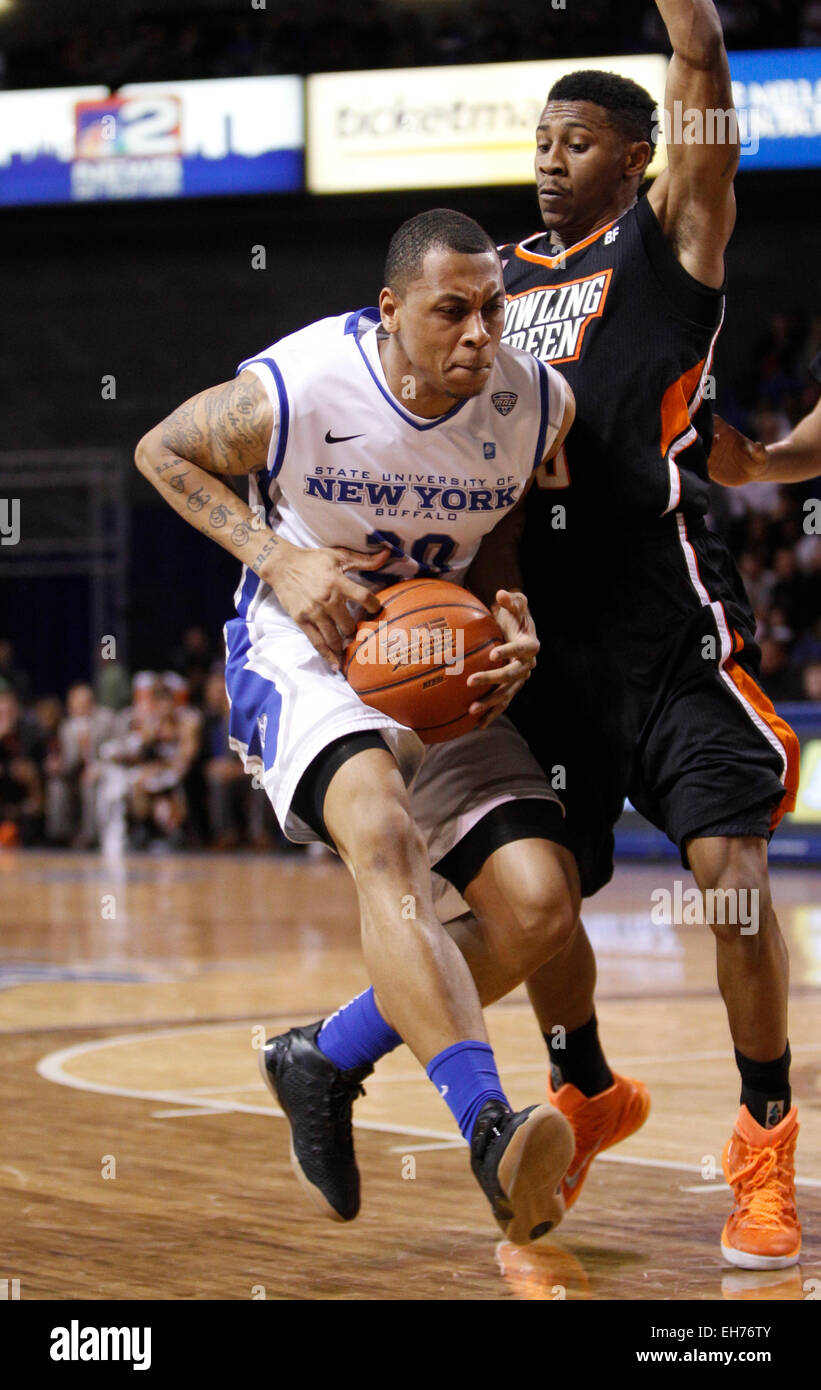 Buffalo Bulls guard Rodell Wigginton (20) looks for room to shoot ...
