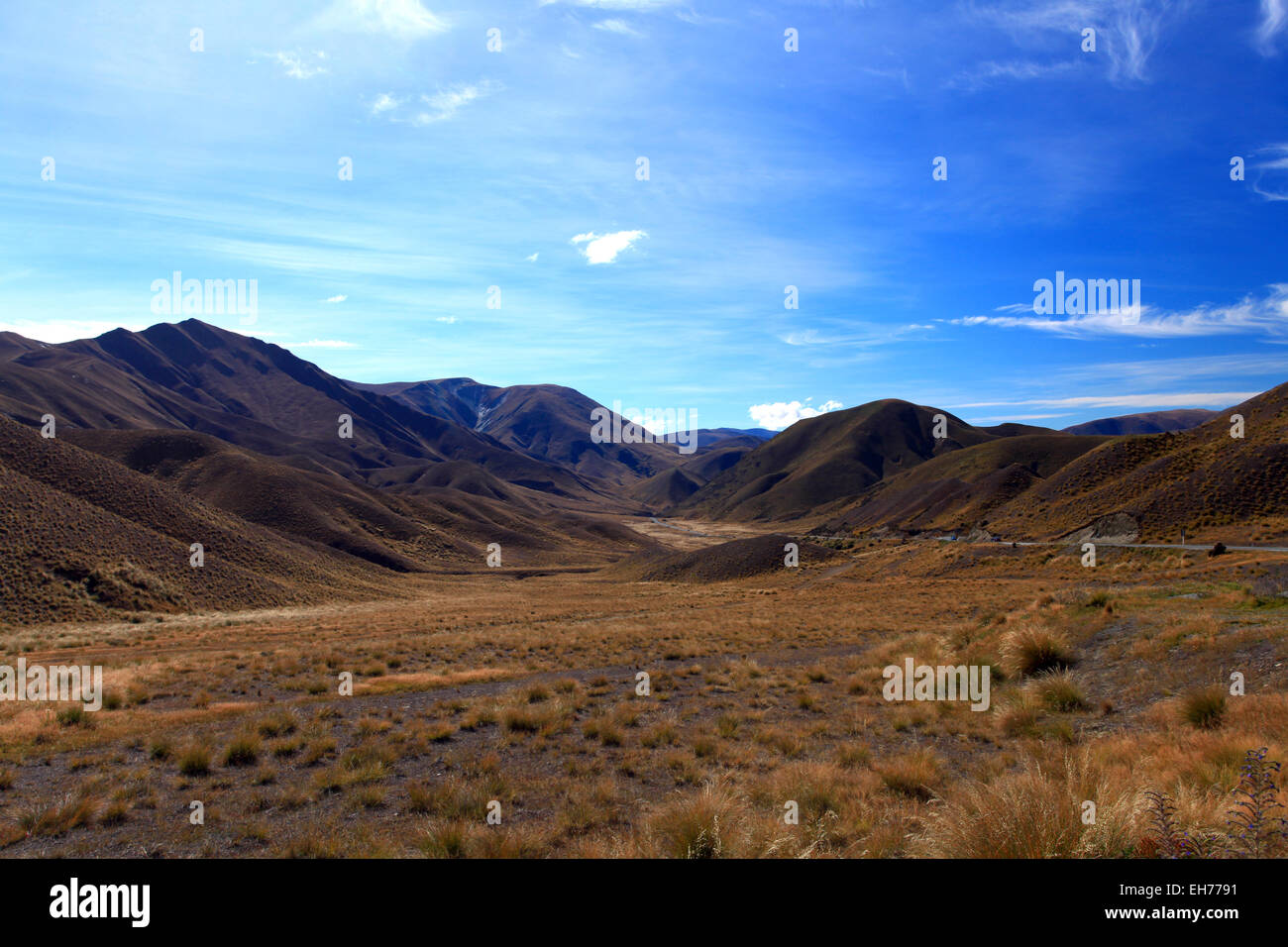 Dry Mountain Range at Lindis Pass, the highest highway, in NewZealand ...