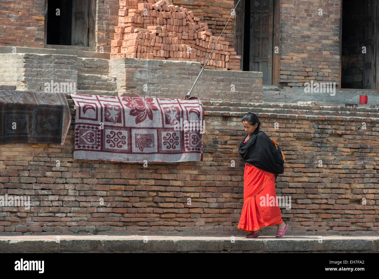 Woman brick nepal hi-res stock photography and images - Alamy