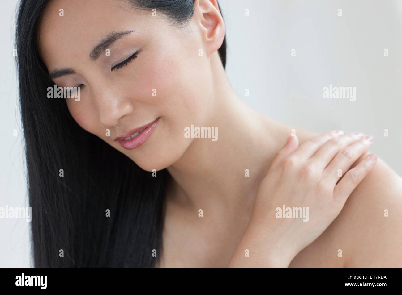 Woman touching shoulder closed hi-res stock photography and images - Alamy