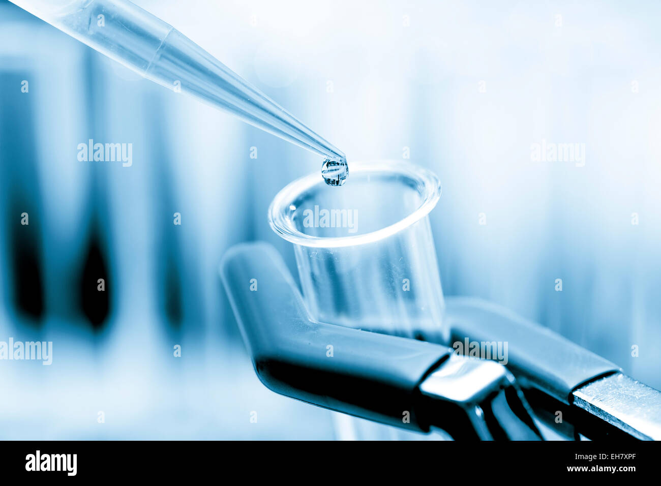 Test tube clamp hi-res stock photography and images - Alamy