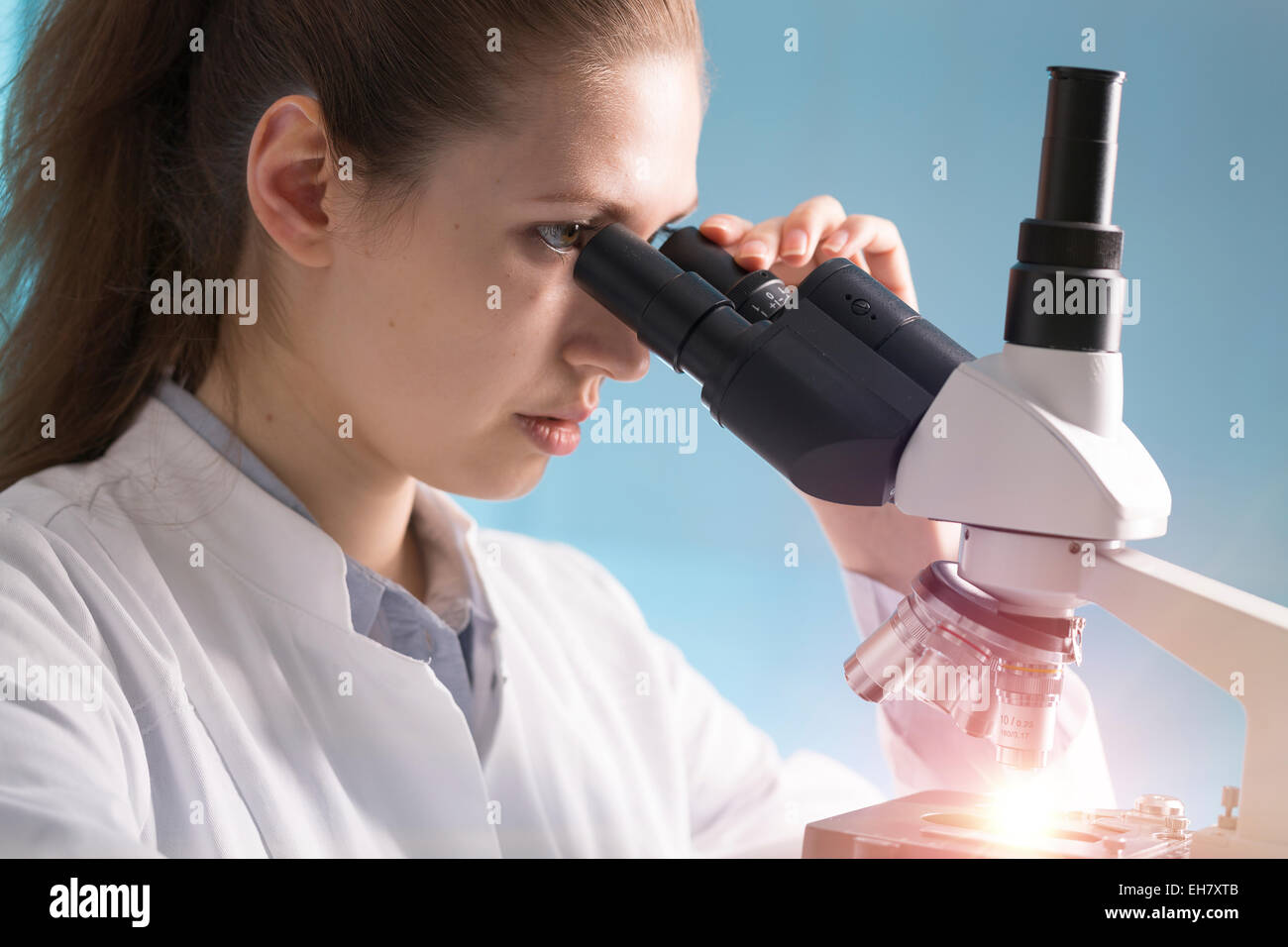 Student using microscope in lab Stock Photo - Alamy