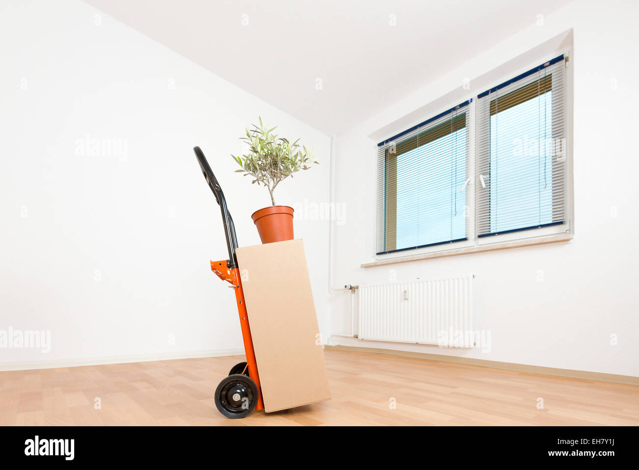 Boxes trolley hi-res stock photography and images - Alamy