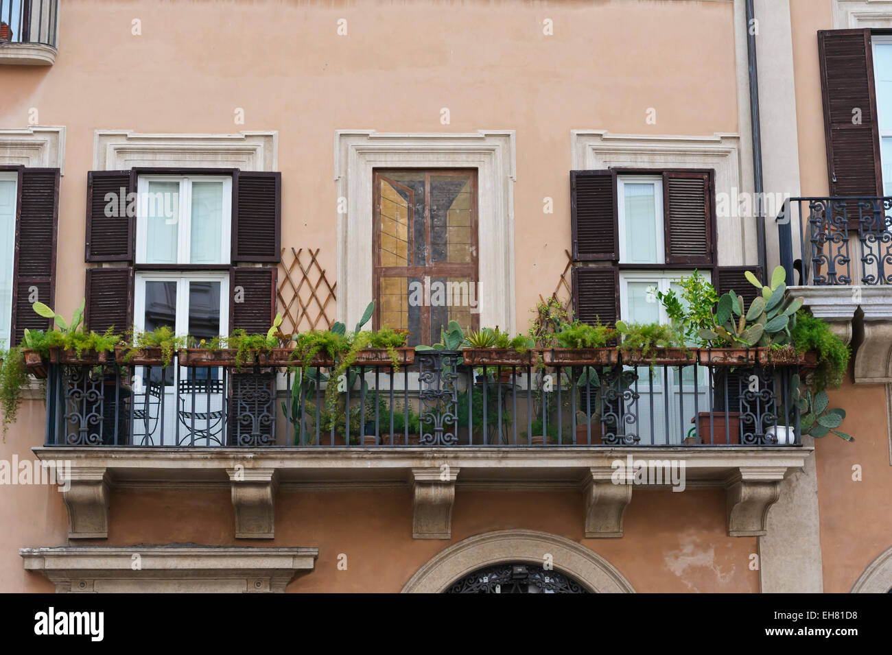 Italian balcony hi-res stock photography and images - Alamy