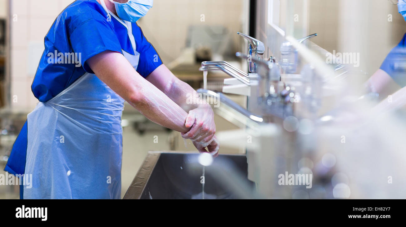 Doctor washing hands before surgery hi-res stock photography and images ...