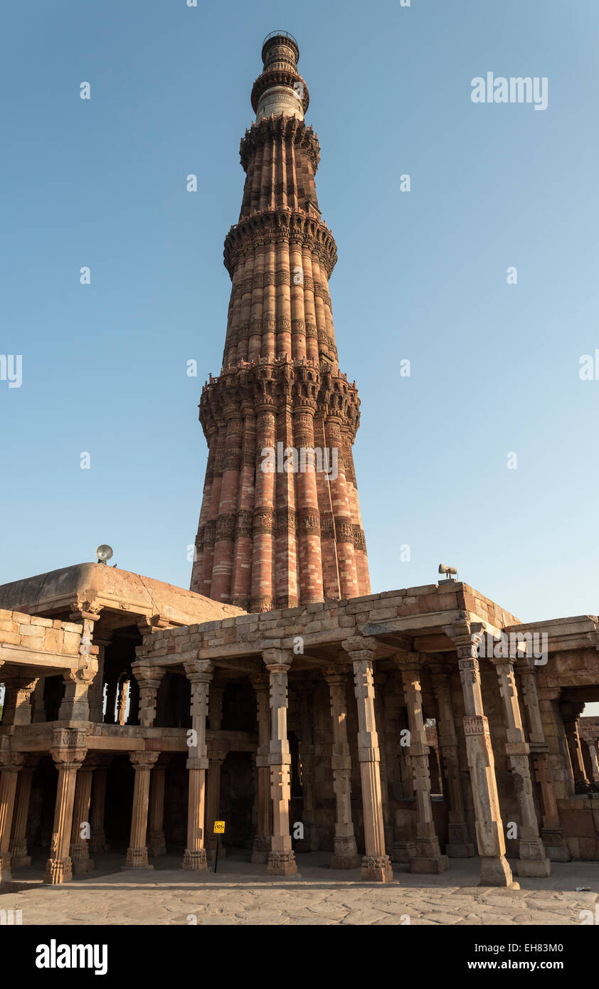 Columns of Quwwat-ul-Islam Mosque Courtyard and Qutb Minar, Delhi ...