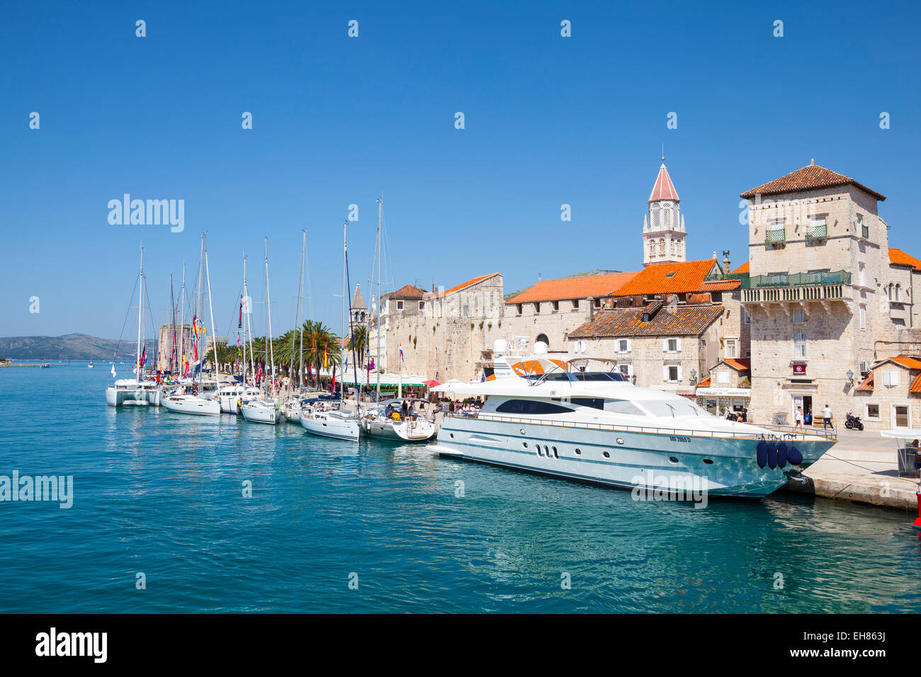 Trogir's historic Stari Grad (Old Town) defensive walls and harbour ...