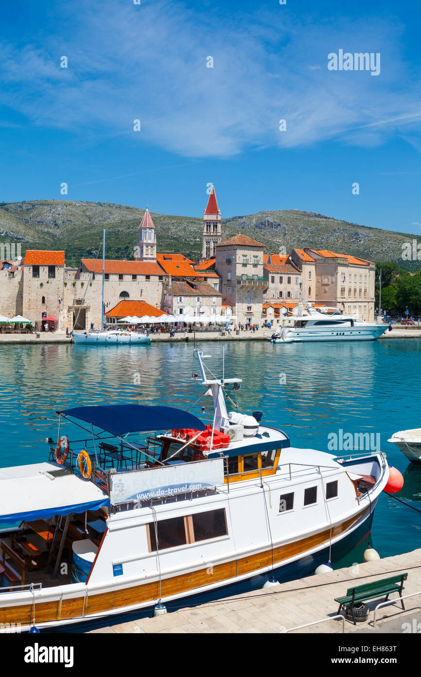 Trogir's historic Stari Grad (Old Town) defensive walls and harbour ...