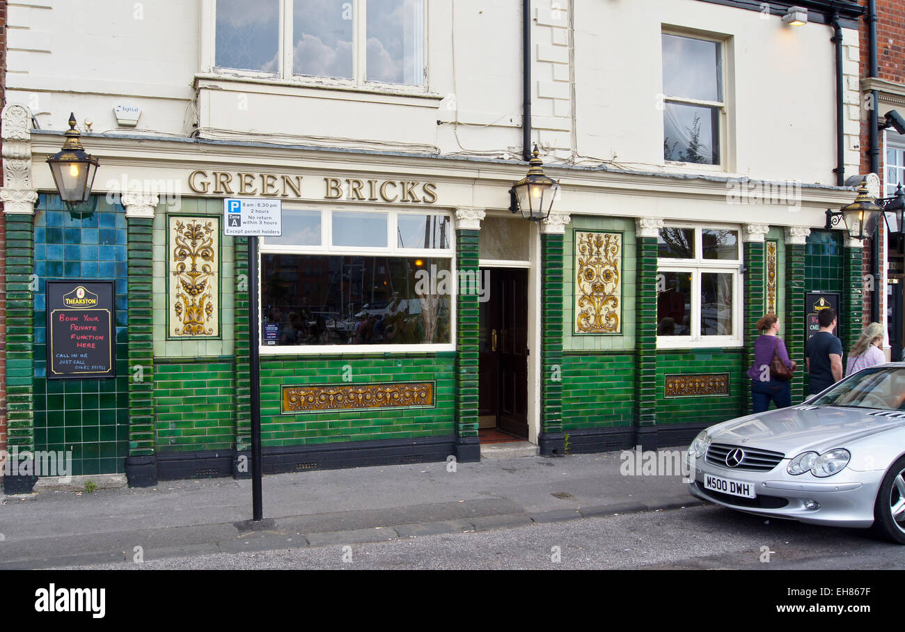 Archive photograph of Green Bricks pub, Humber Dock Street, Kingston ...