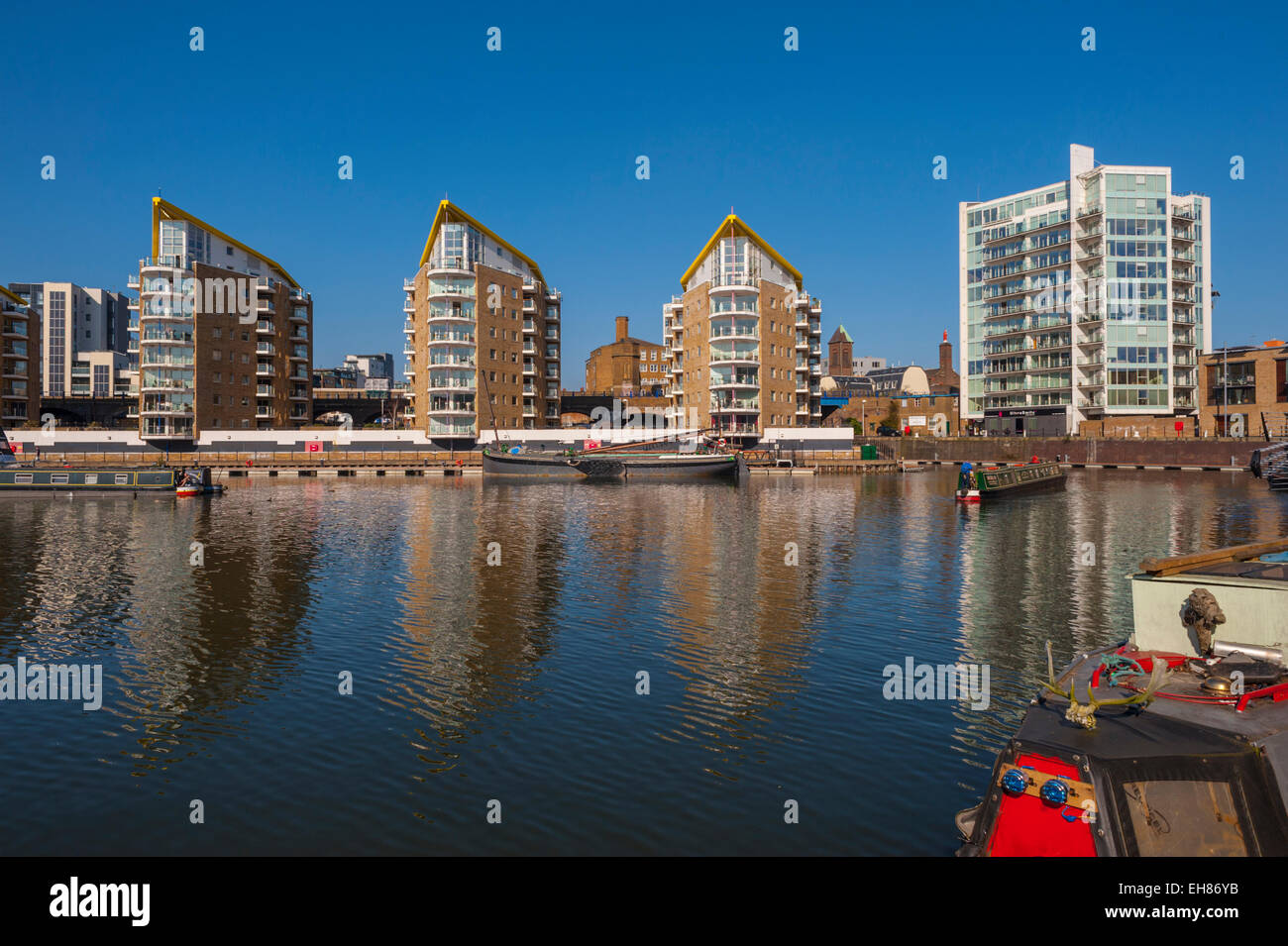 Modern flasts around Limehouse Basin with boats moored in basin Stock ...