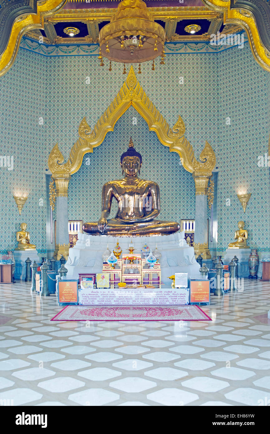 The interior of Wat Traimit temple showing the Golden Buddha, Bangkok ...