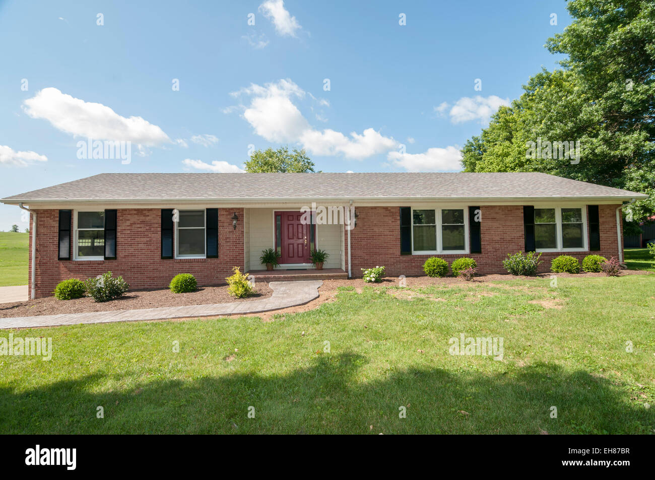 Middle class house hi-res stock photography and images - Alamy