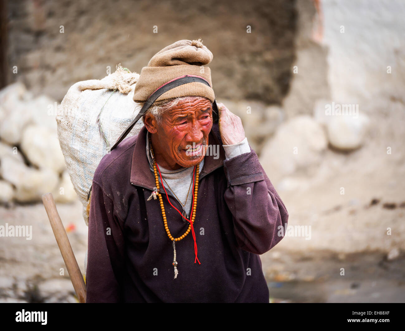 Man carrying heavy load hi-res stock photography and images - Alamy