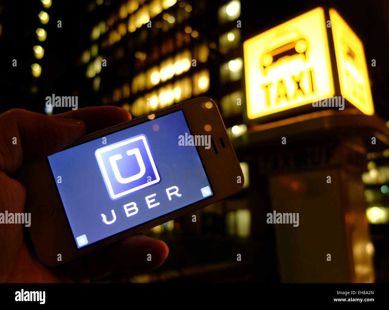 Berlin, Germany. 3rd Mar, 2015. ILLUSTRATION - A man holds an iphone in ...