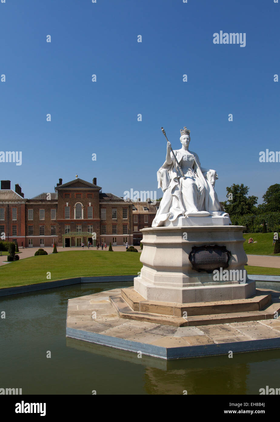 Queen Victoria Statue and Kensington Palace, Kensington Gardens, London ...