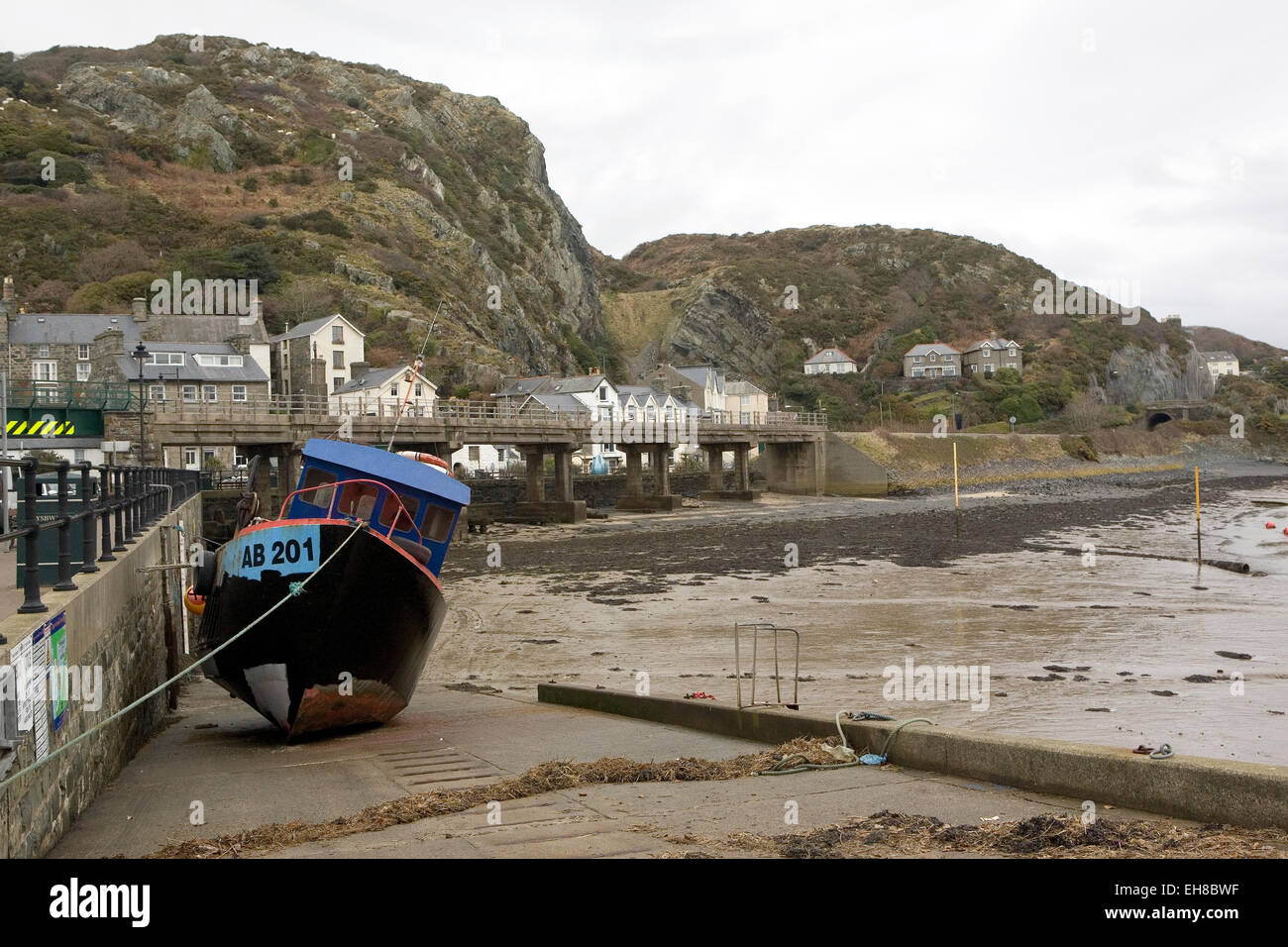 A fishing boat at low tide in the Welsh harbor of Barmouth Stock Photo ...