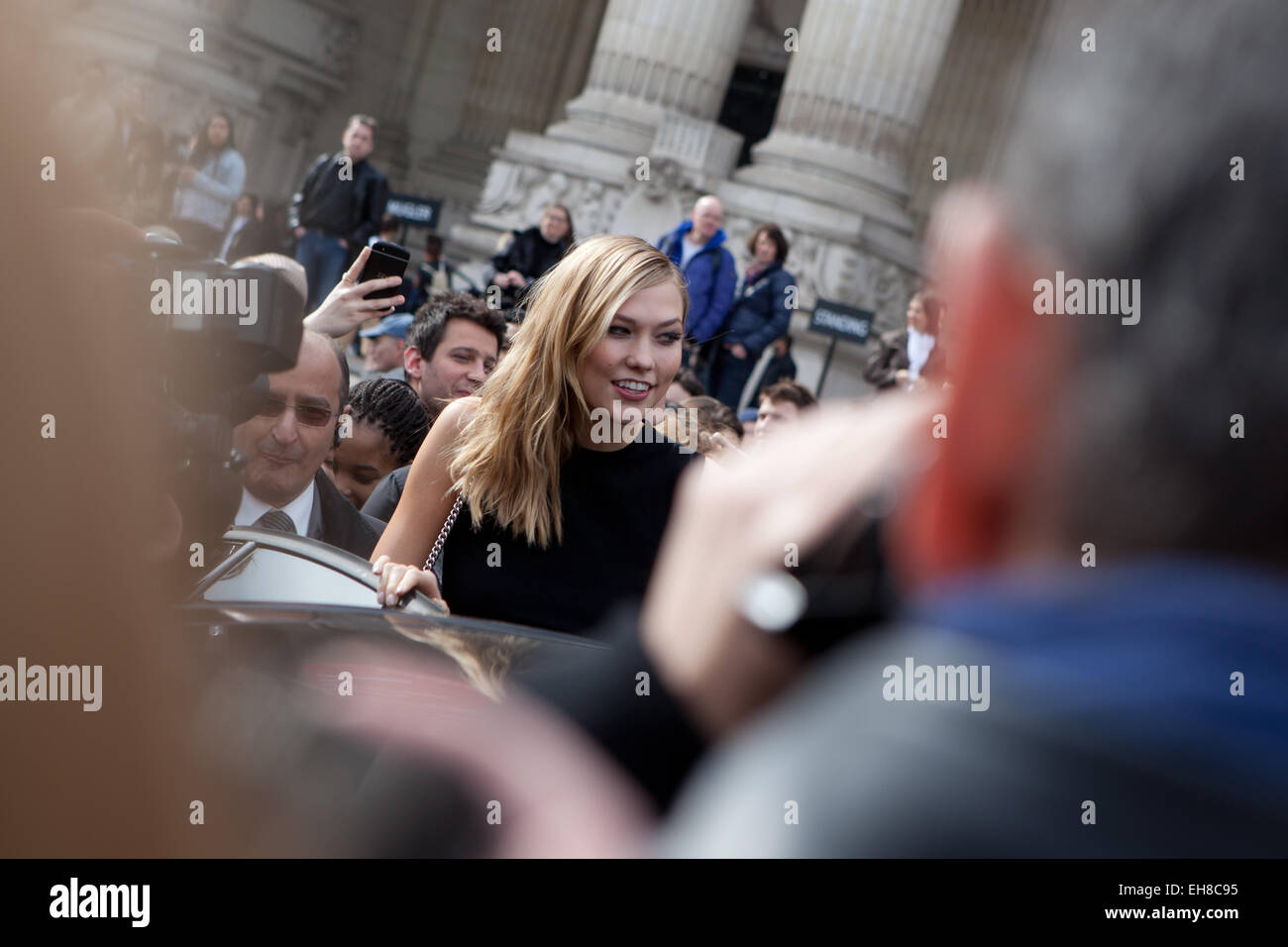 Karlie kloss paris fashion hi-res stock photography and images - Alamy