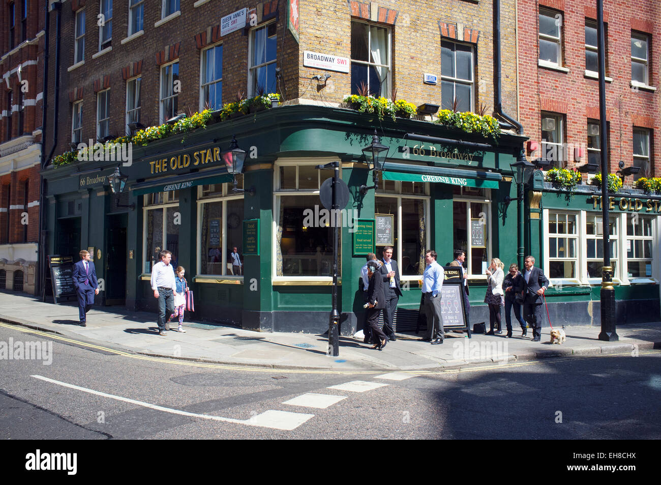 Corner pub london hi-res stock photography and images - Alamy
