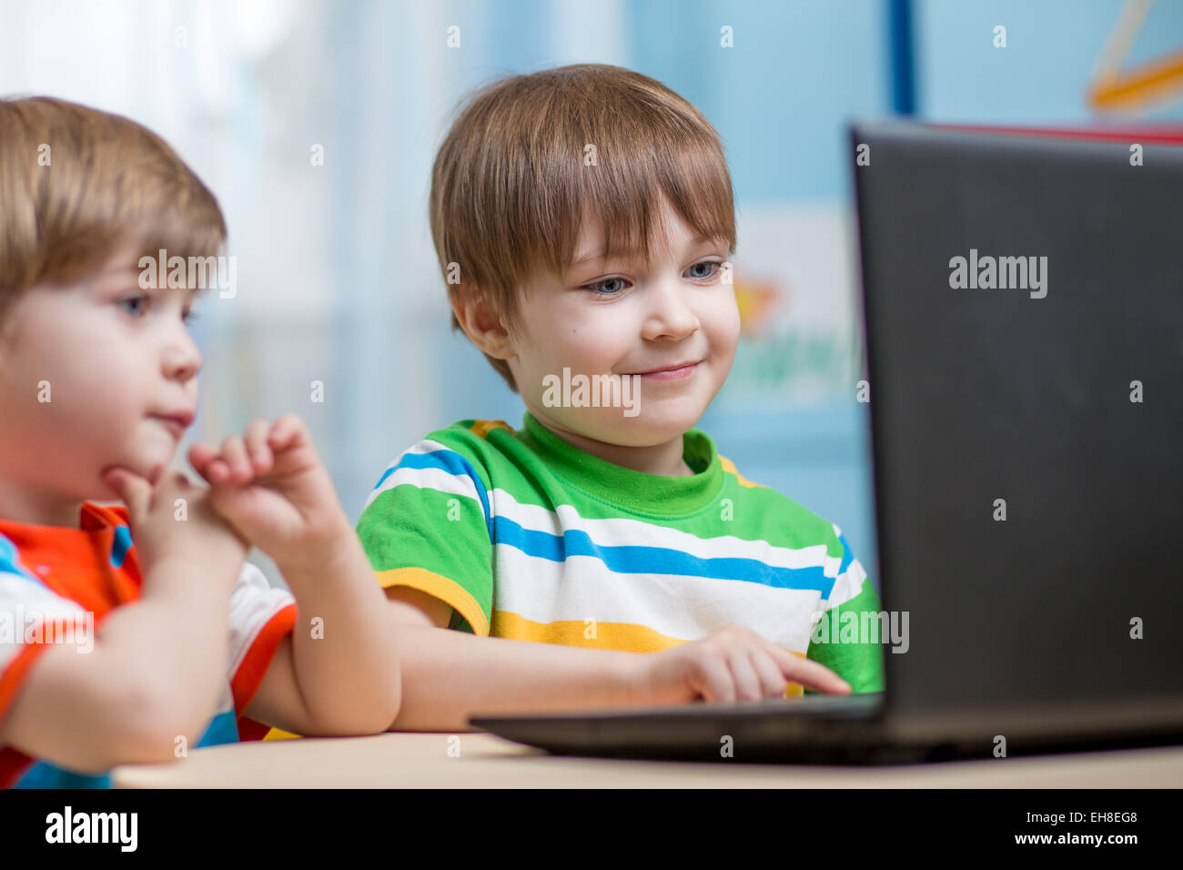 happy children looking at laptop Stock Photo - Alamy