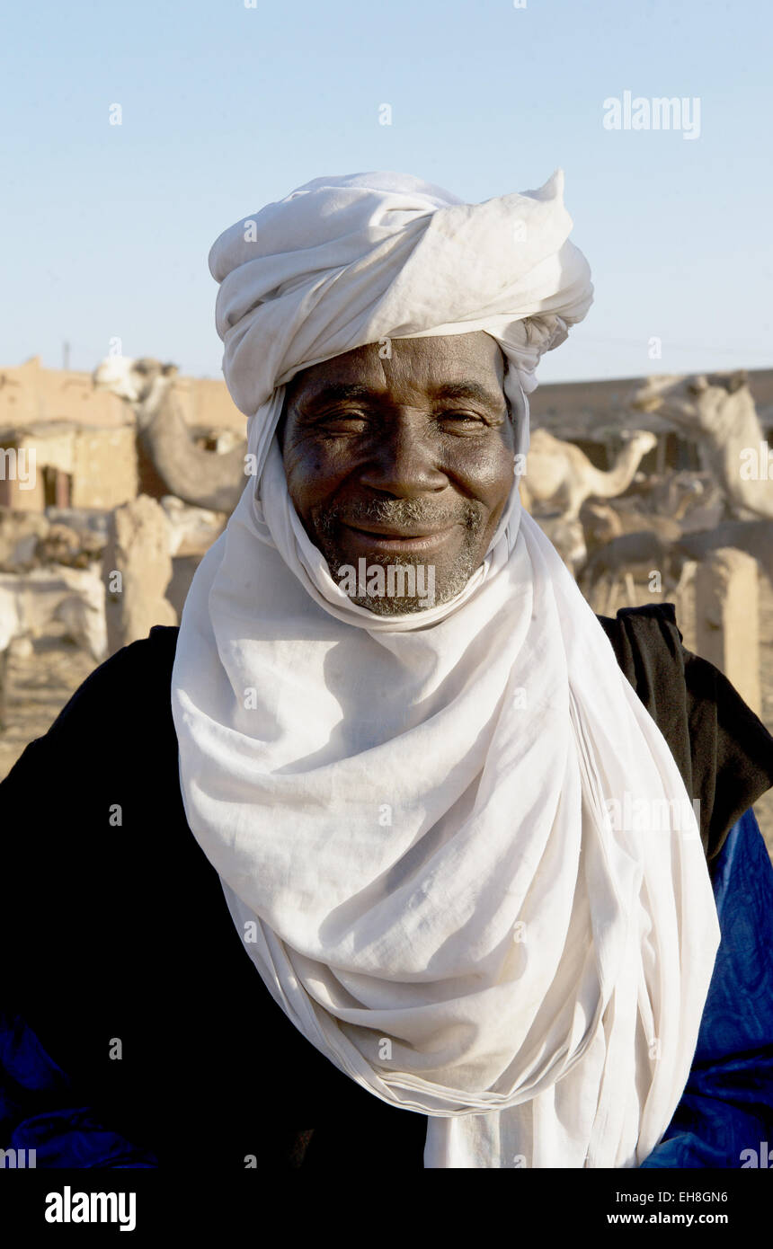 Smiling and happy portraits men, women and children of Tuareg descent ...
