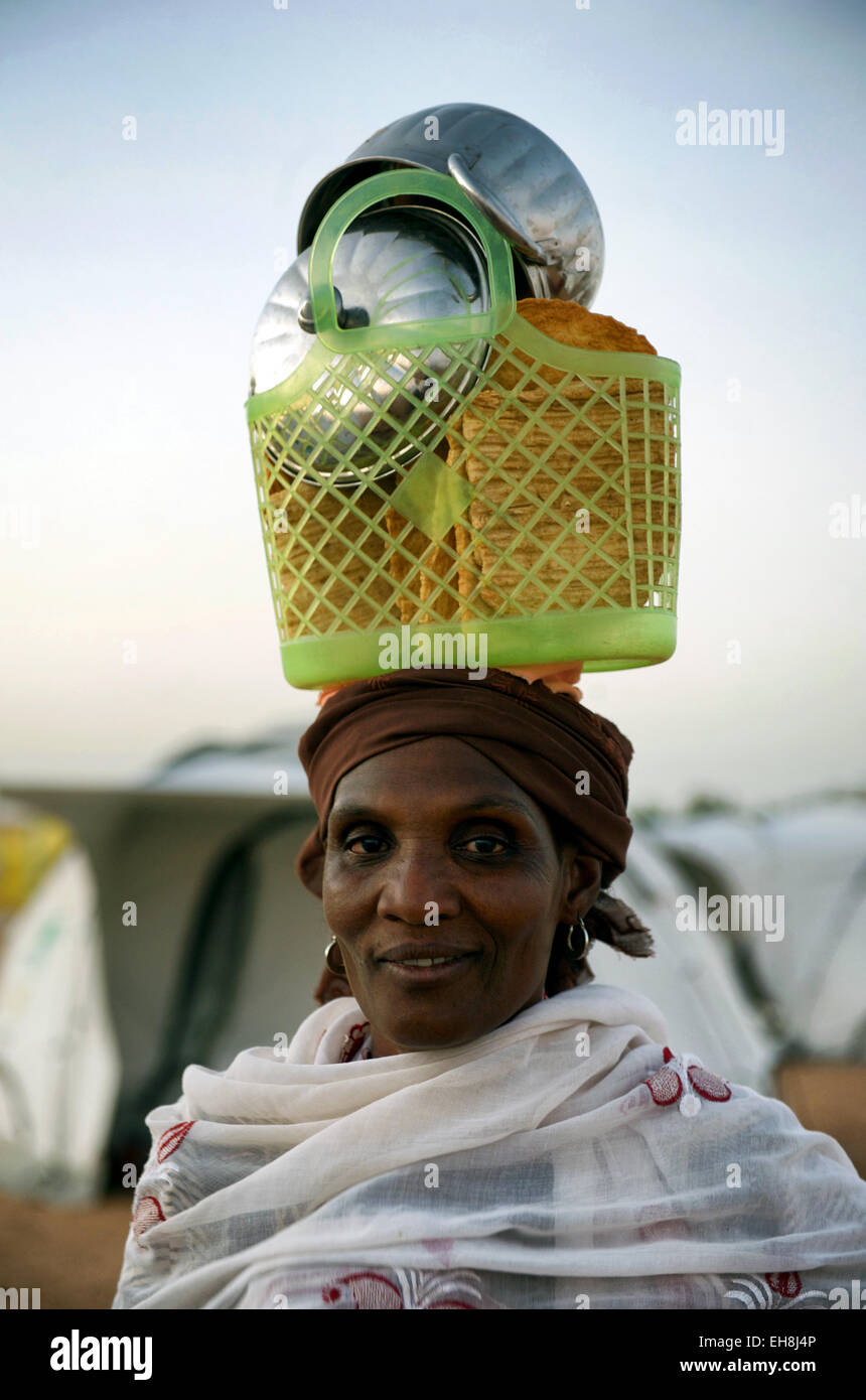 Smiling and happy portraits men, women and children of Tuareg descent ...