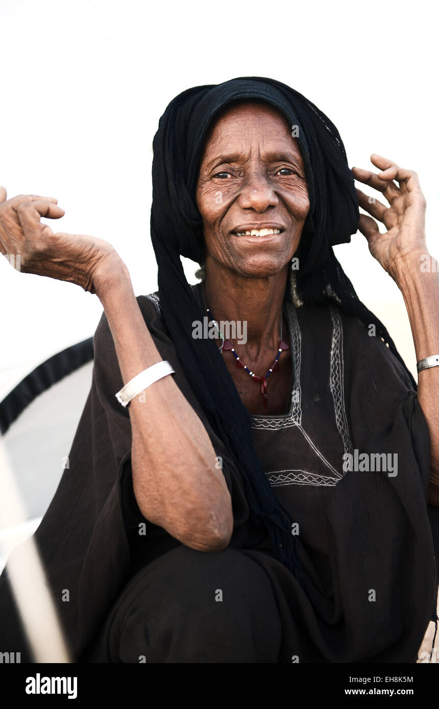 Smiling and happy portraits men, women and children of Tuareg descent ...
