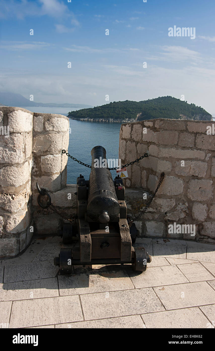 A cannon pointing through embrasure on the old city wall, Dubrovnik ...