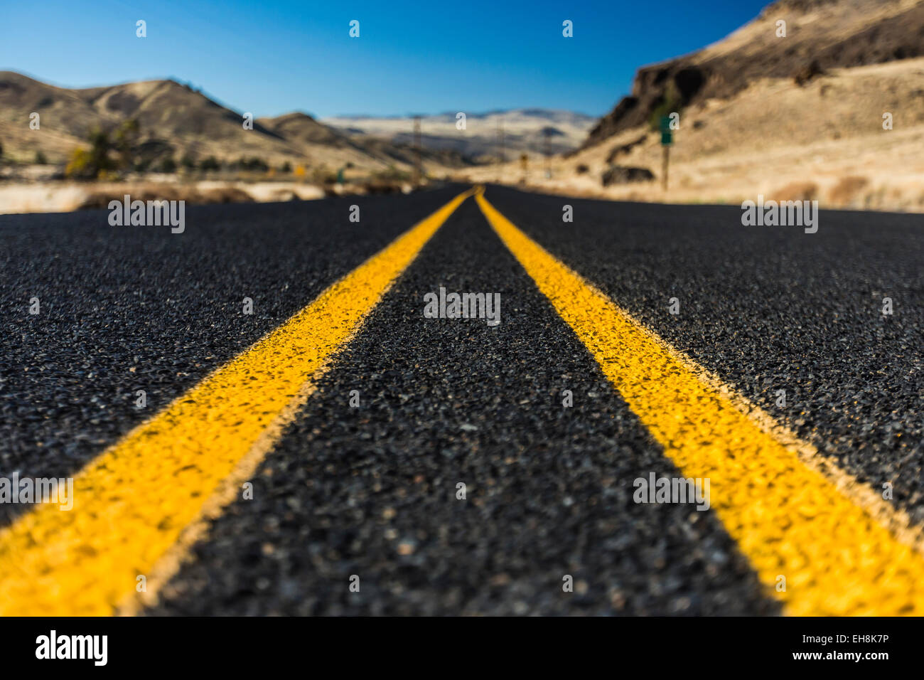 Double yellow lines oregon route hi-res stock photography and images ...