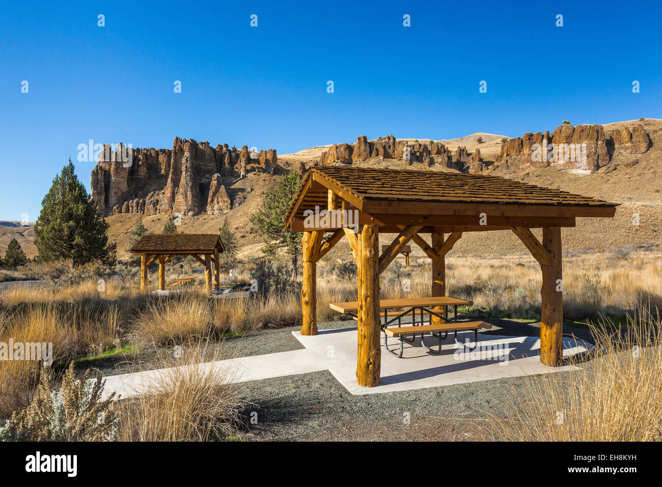 Palisades picnic area with attractively rustic design in the Clarno ...