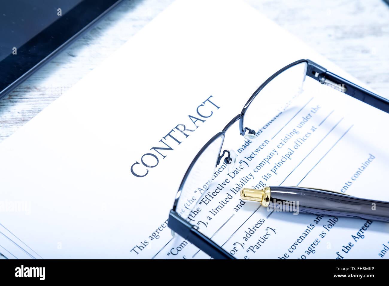 Contract reading hi-res stock photography and images - Alamy Contract reading hi-res stock photography and images - Alamy