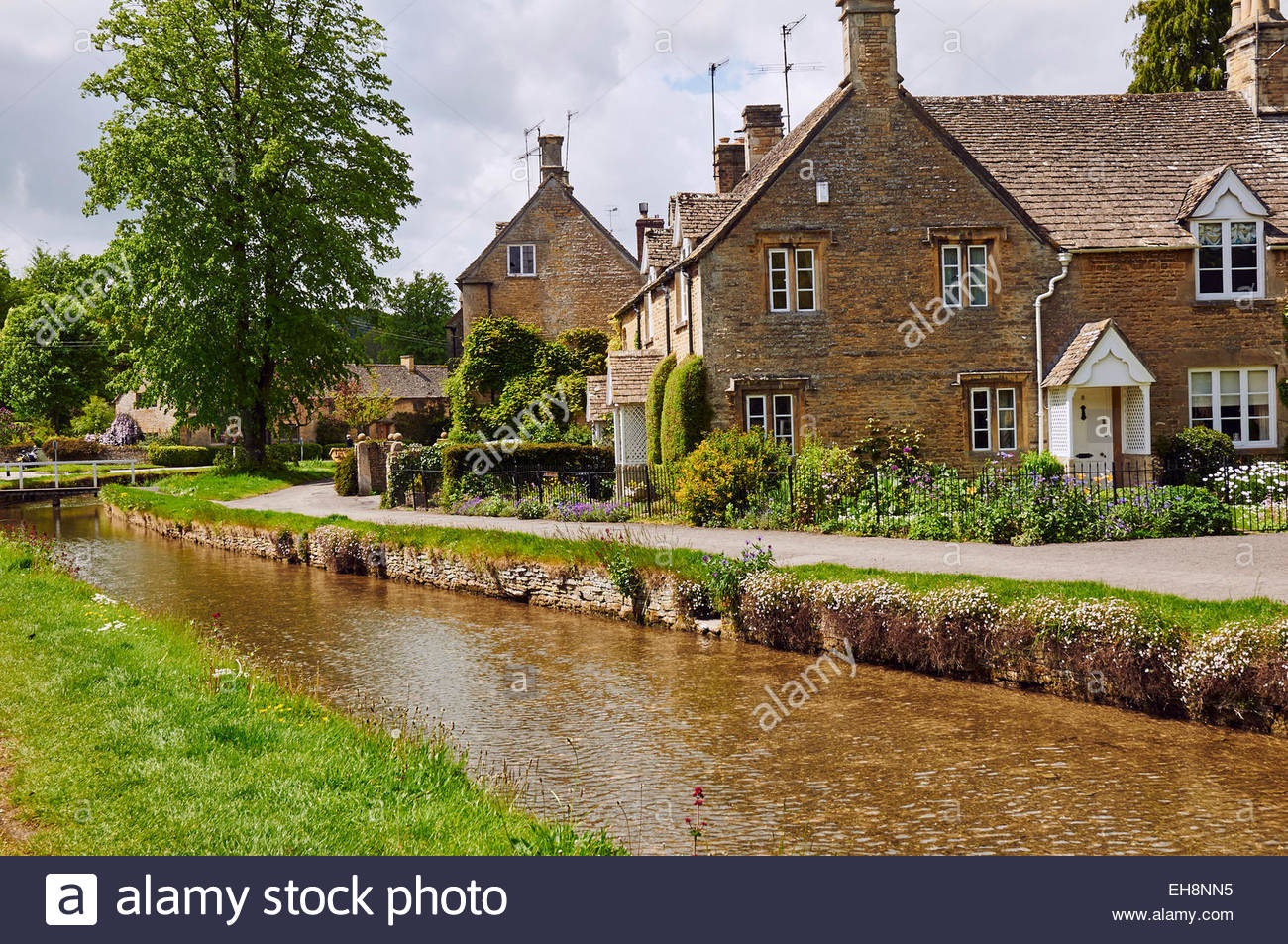 Stone Cottages By River Stock Photos & Stone Cottages By River Stock ...