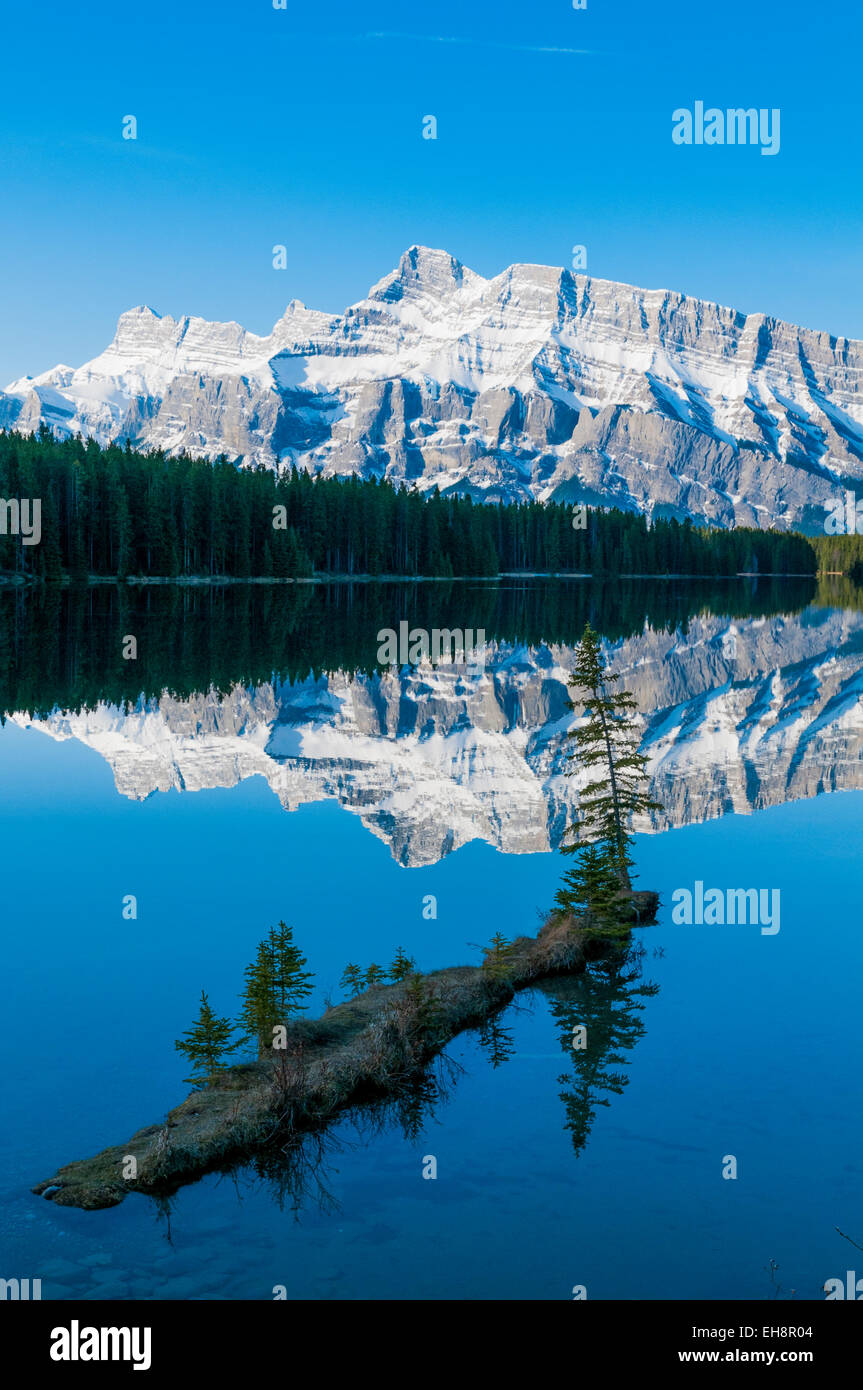 Two jack lake mount rundle hi-res stock photography and images - Alamy