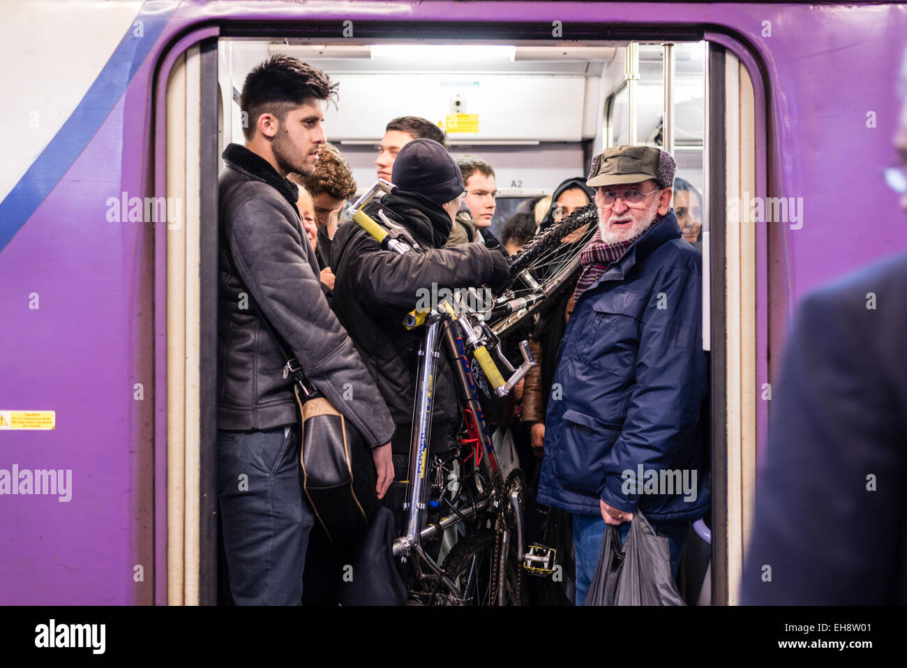 Overcrowded train hi-res stock photography and images - Alamy