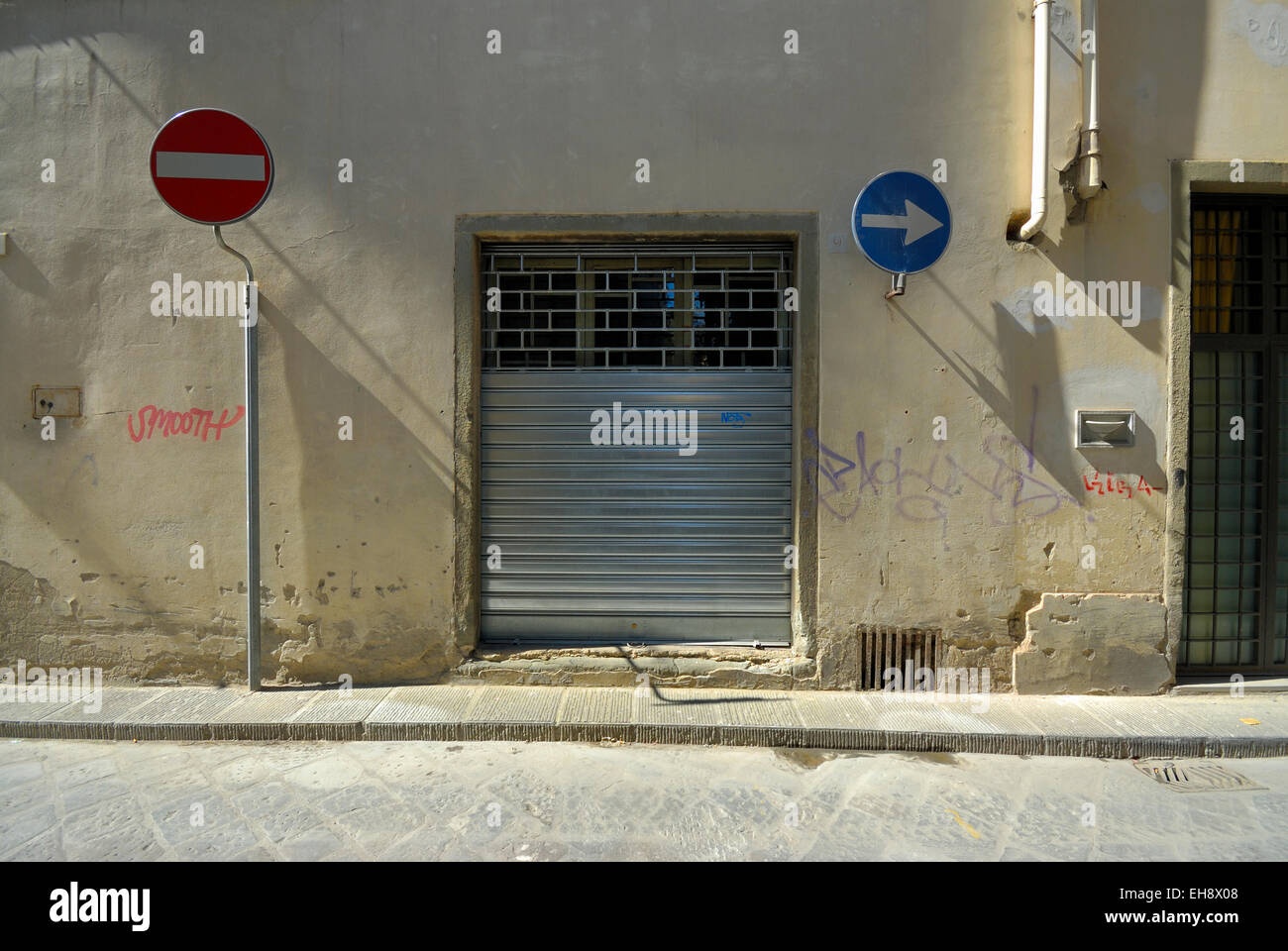 Closed down shop behind barred shutter Stock Photo - Alamy