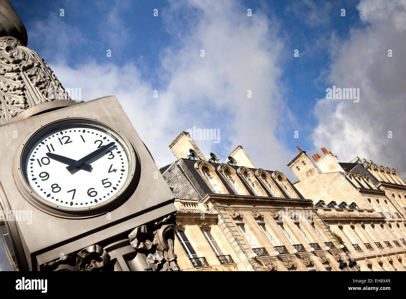 Urban clock on "Place de la Comedie", Bordeaux, France Stock Photo - Alamy