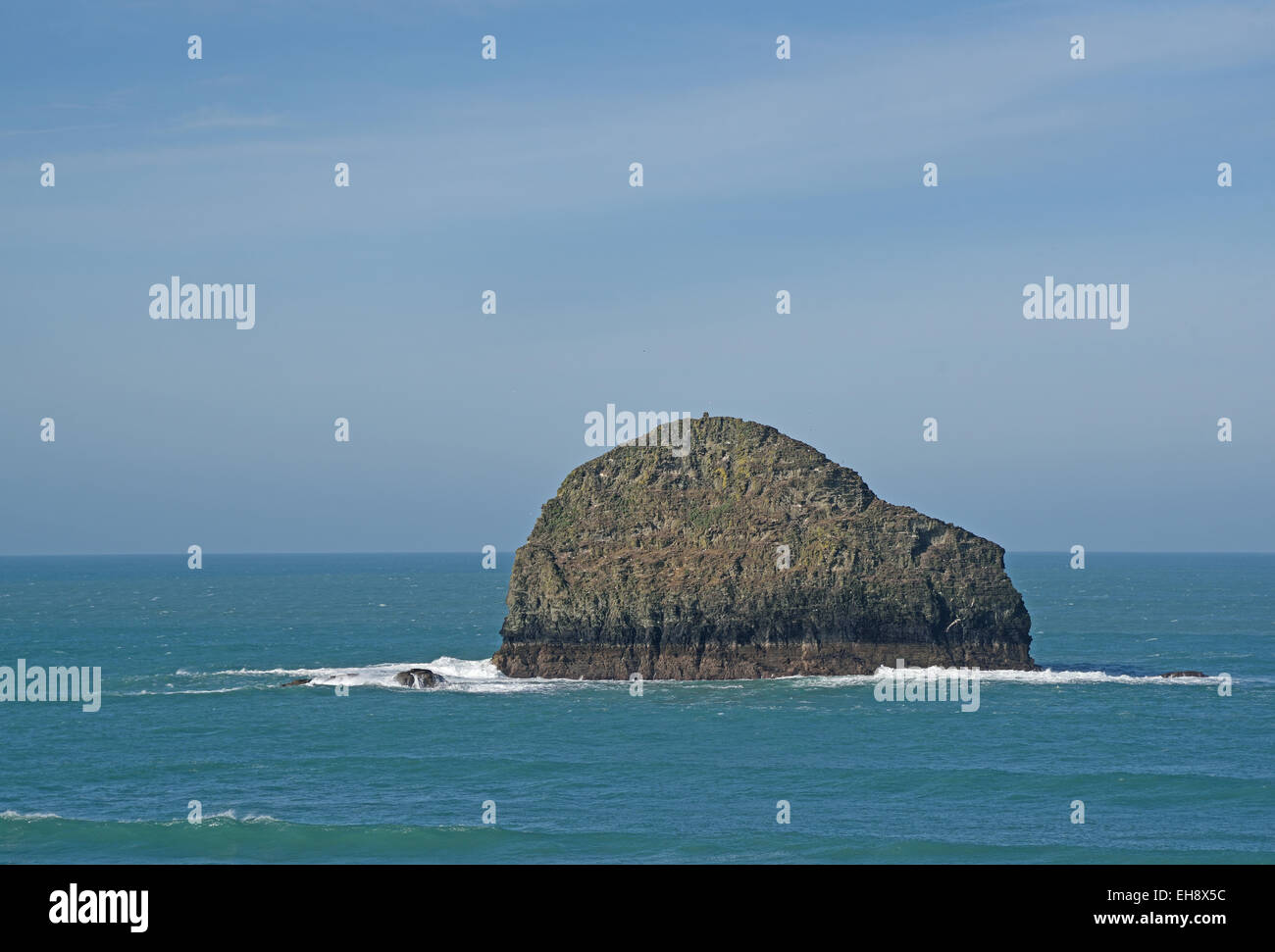 Gull Rock at Trebarwith Strand, Cornwall, UK Stock Photo - Alamy