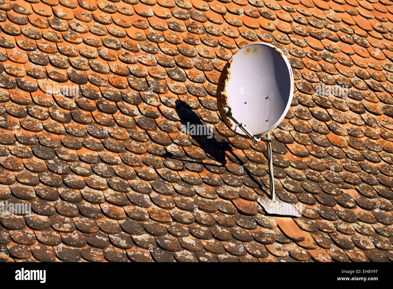 Round antenna hi-res stock photography and images - Alamy