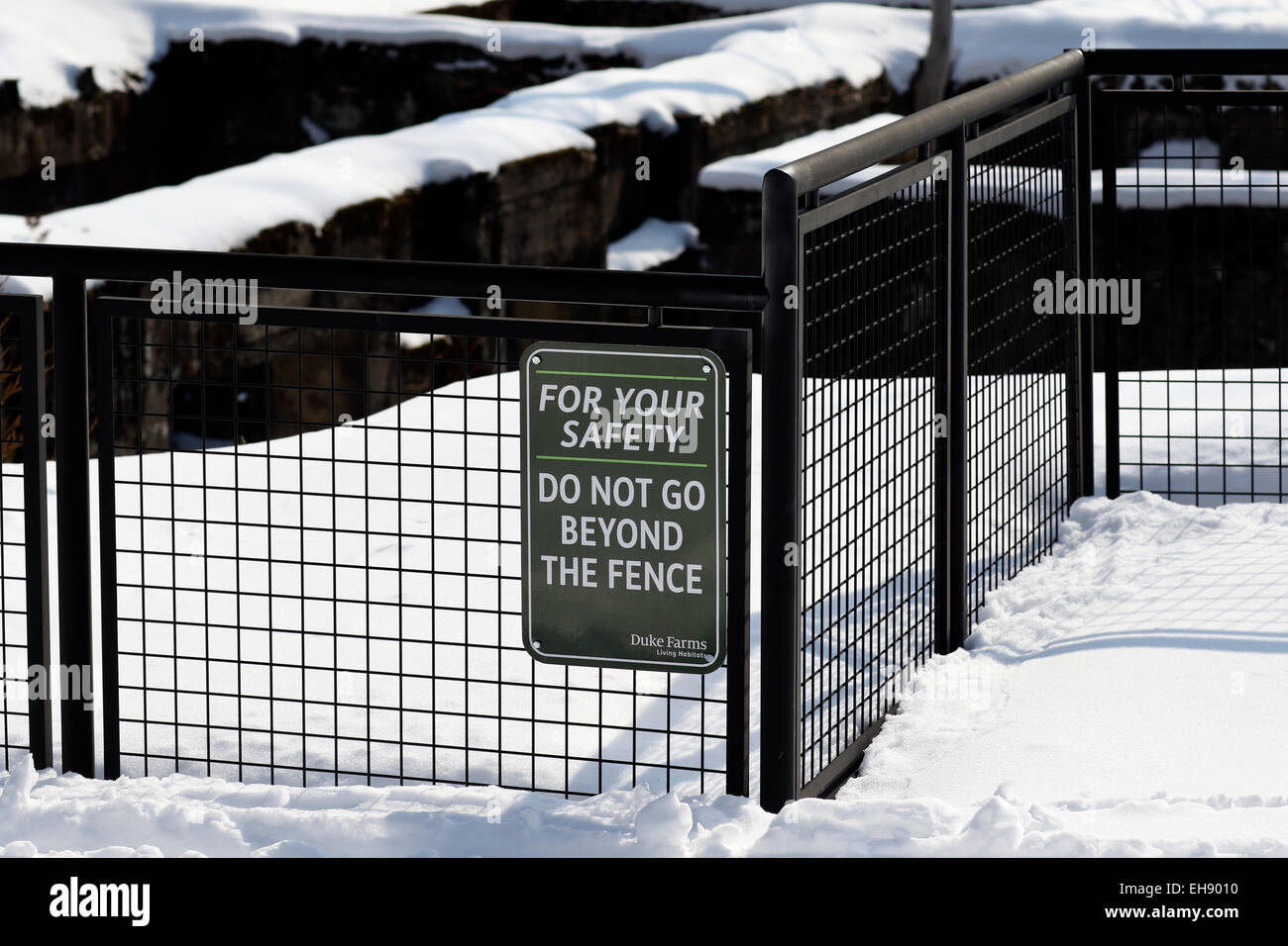 Safety warning sign, "Do not go beyond this fence Stock Photo - Alamy