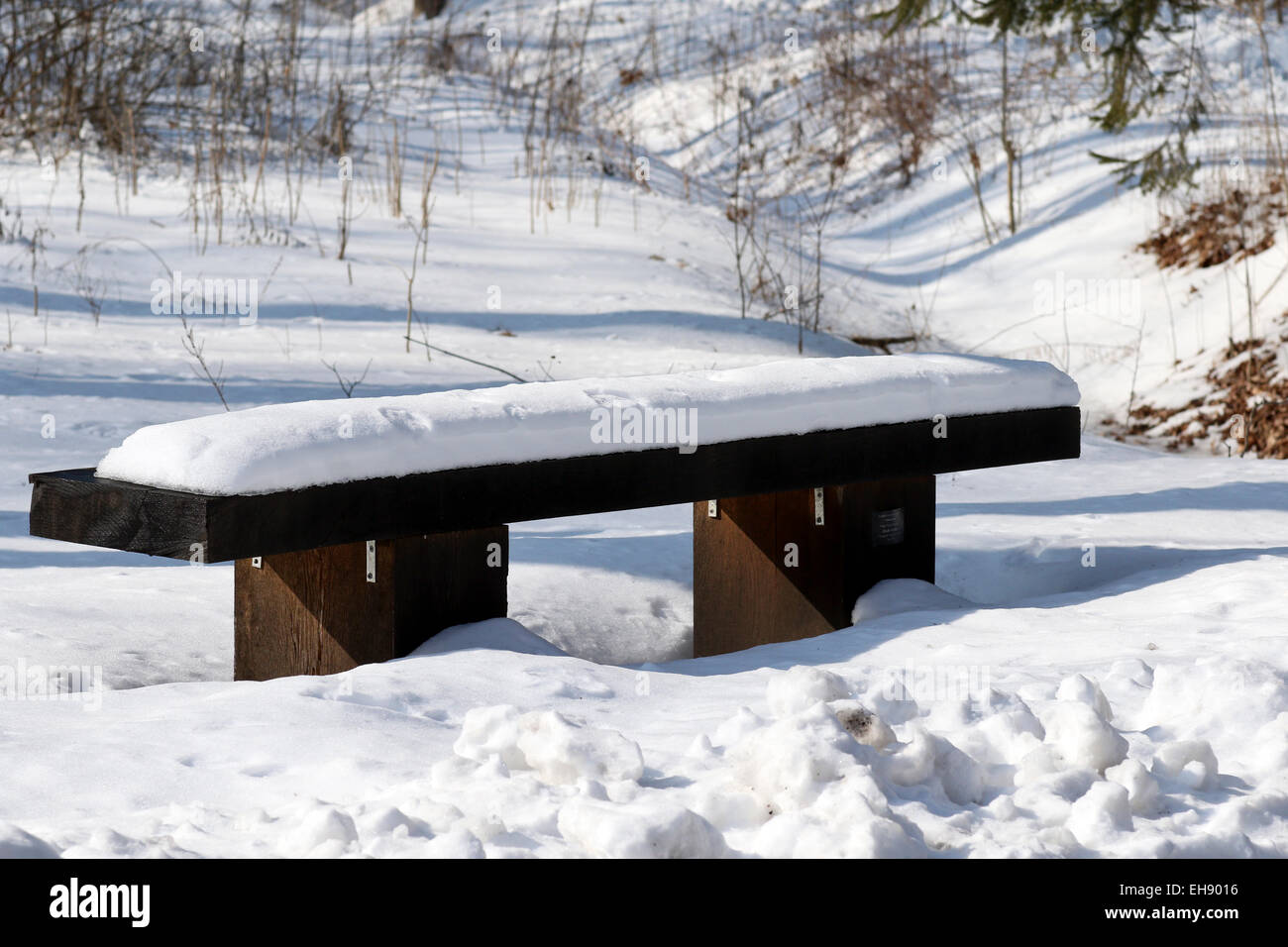 Outdoors bench covered snow hi-res stock photography and images - Alamy