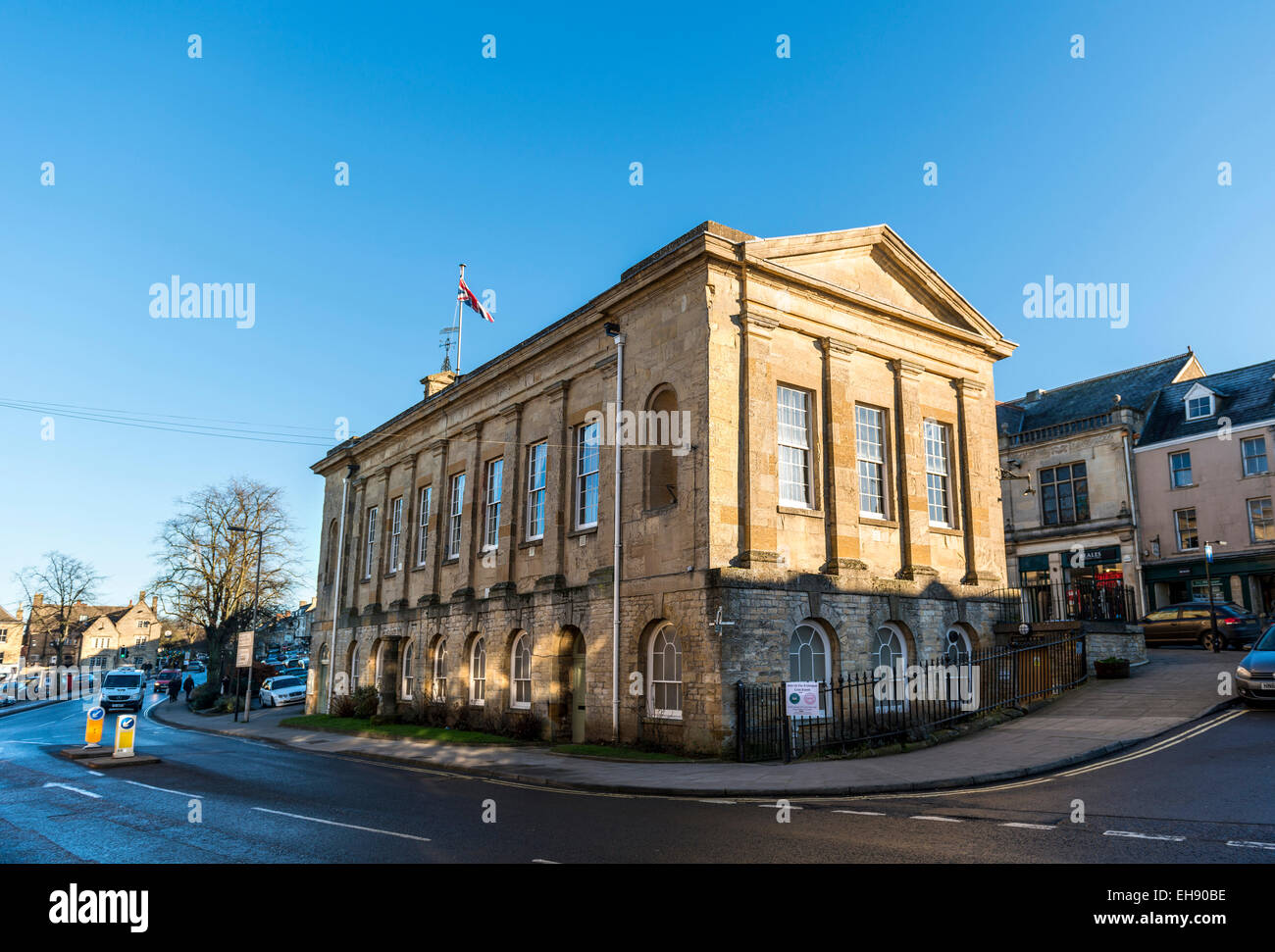 the-town-hall-in-chipping-norton-a-historic-market-town-in-the