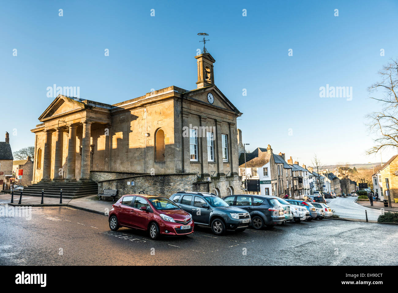 the-town-hall-in-chipping-norton-a-historic-market-town-in-the