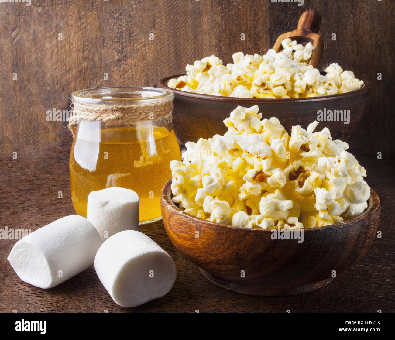 Fresh popcorn in bowl on wooden table Stock Photo - Alamy