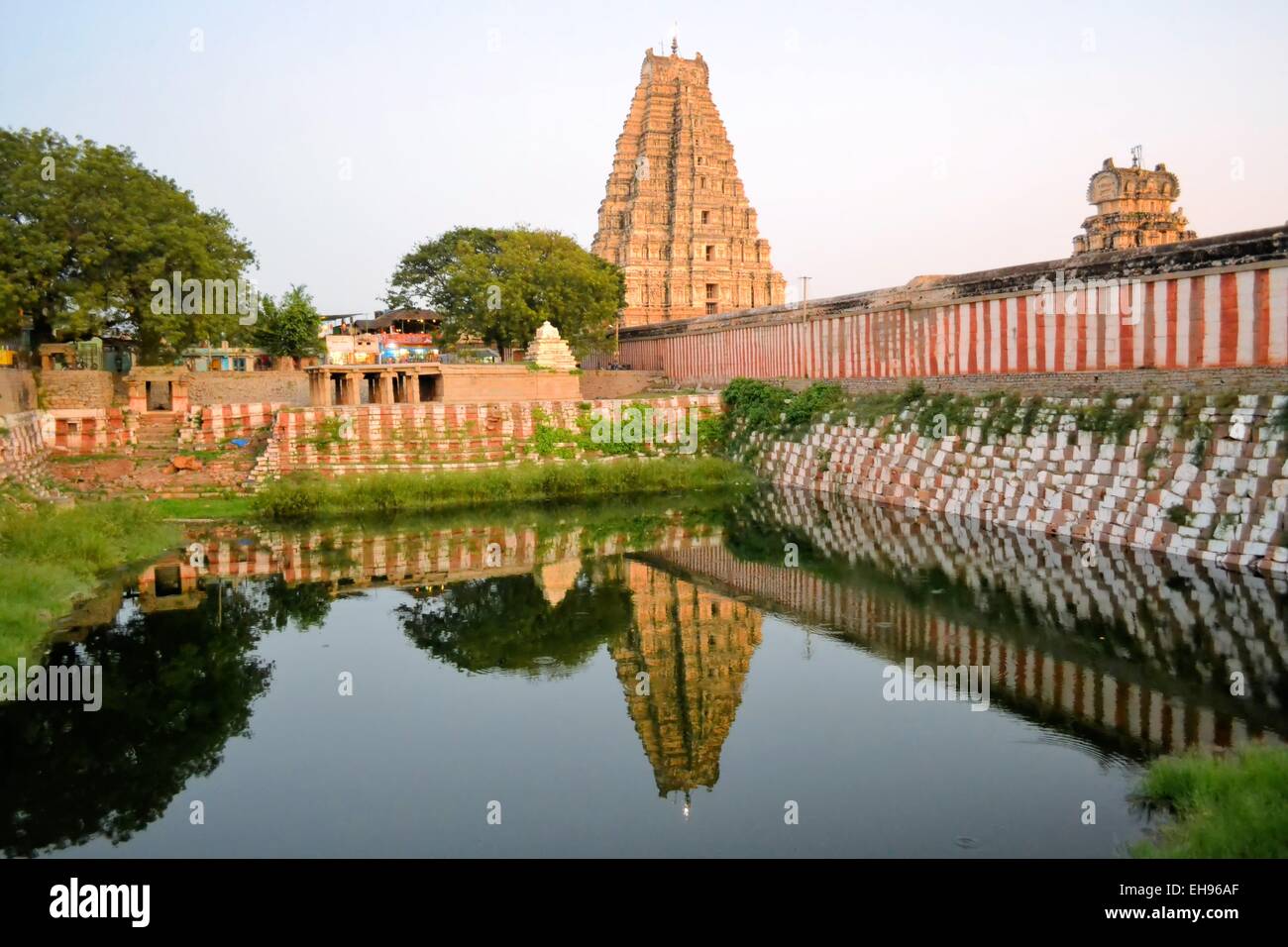 Pool with reflection of Virupaksha Hindu temple, Hampi Stock Photo - Alamy