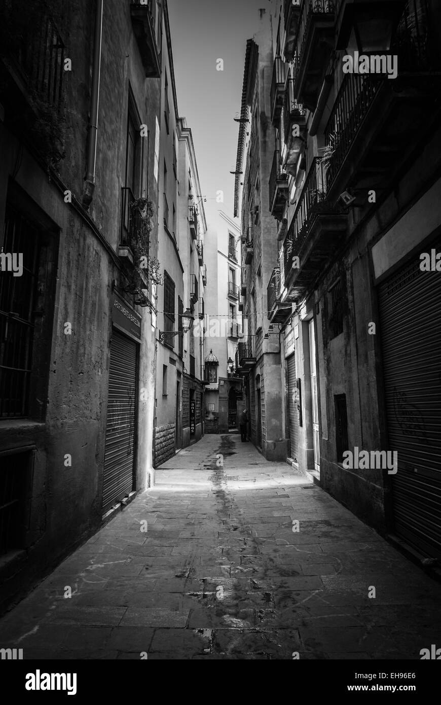 Dark sunshine narrow lane way in Barcelona Stock Photo - Alamy